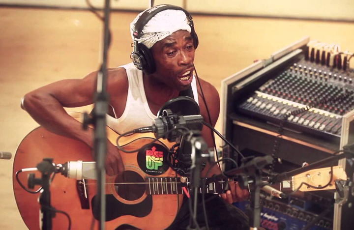 Brushy One String en Womad Chile: Blues y reggae en una sola cuerda