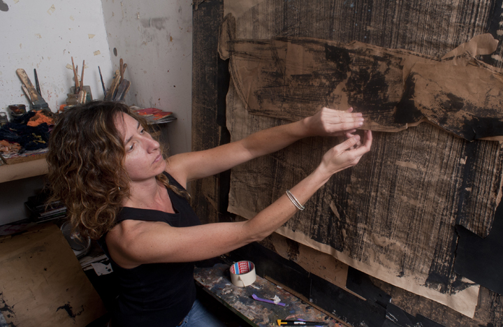 Artista Magdalena Vial presenta exposición “Agua dura y laminada”