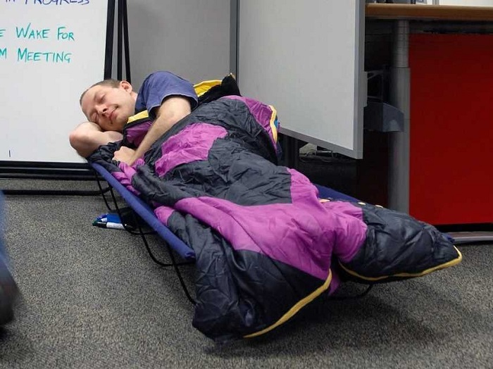 Dormir la siesta en el trabajo puede resultar sumamente agotador