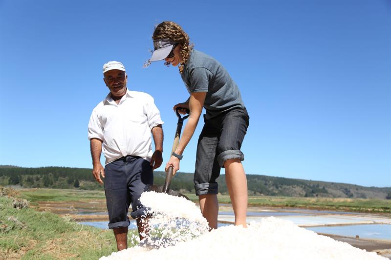 Turistas pueden aprender en Chile un oficio que tiene 500 años: «salinero»