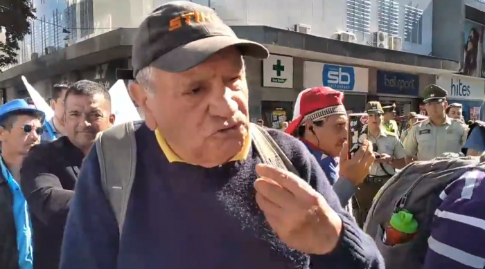 Adulto mayor encara a partidarios del rechazo en pleno centro de Concepción
