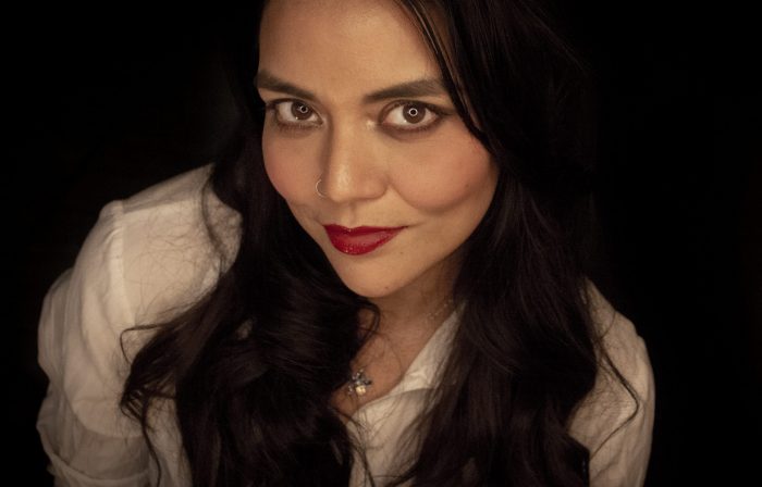 «Una grieta en la noche» de Laura Baeza: cuentos para leer sin parar