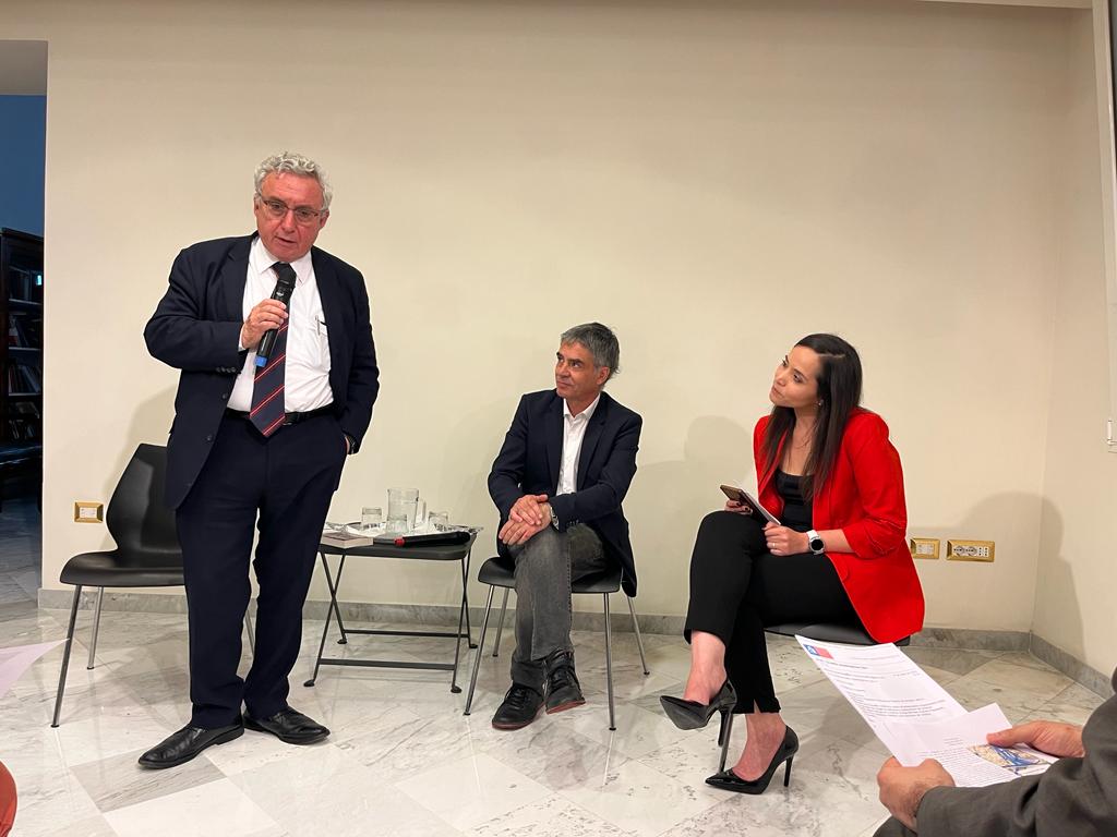 Crítico y escritor chileno Nicolás Bernales presentó libro en Italia