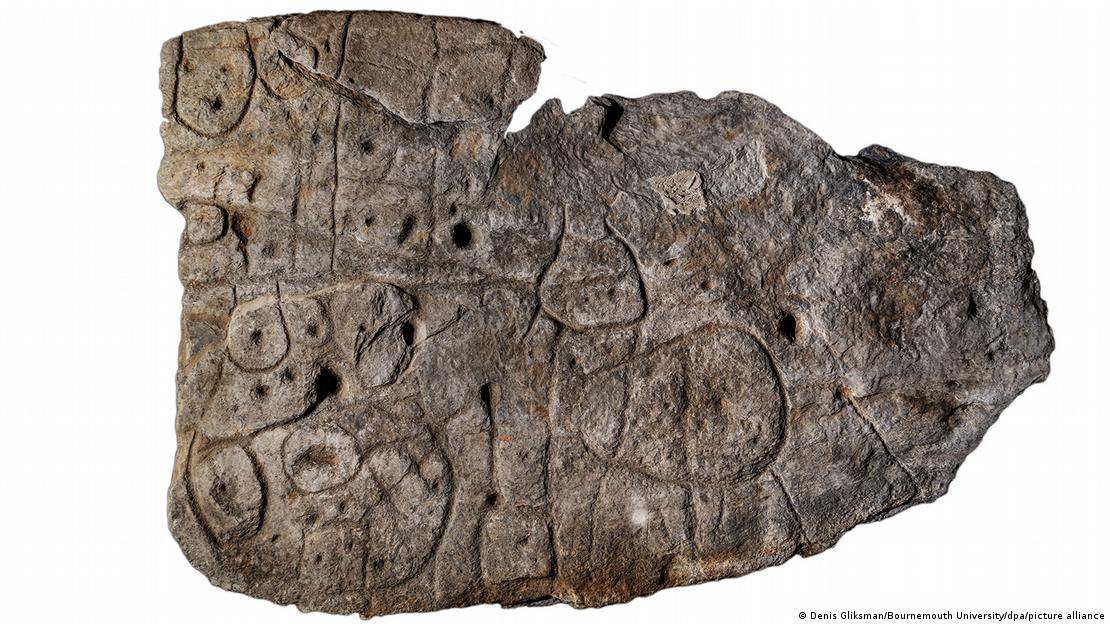 Arqueólogos afirman que roca grabada es un “mapa del tesoro”