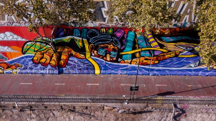 Artista Diablo Rojo inaugura nuevo mural en Cal y Canto