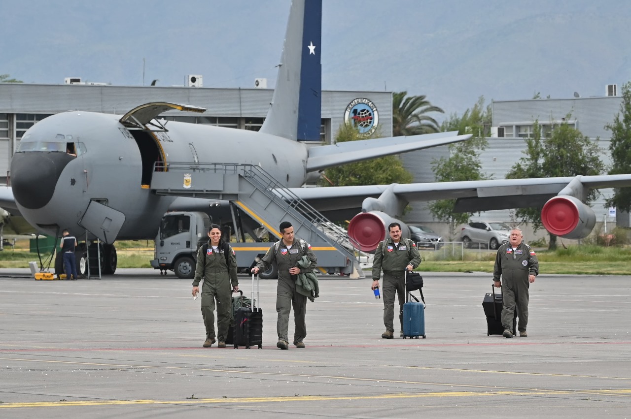 Despegó avión de la FACh que hará vuelo humanitario con chilenos desde ...