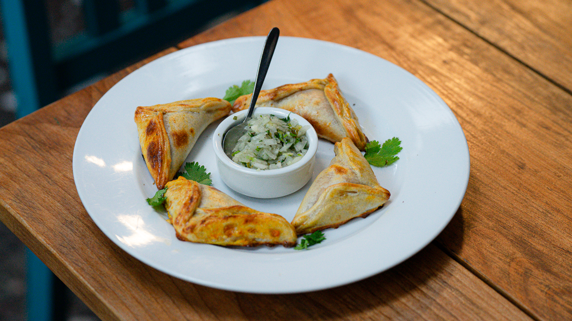 Un restaurante de barrio que destaca por su cocina y un ambiente relajado