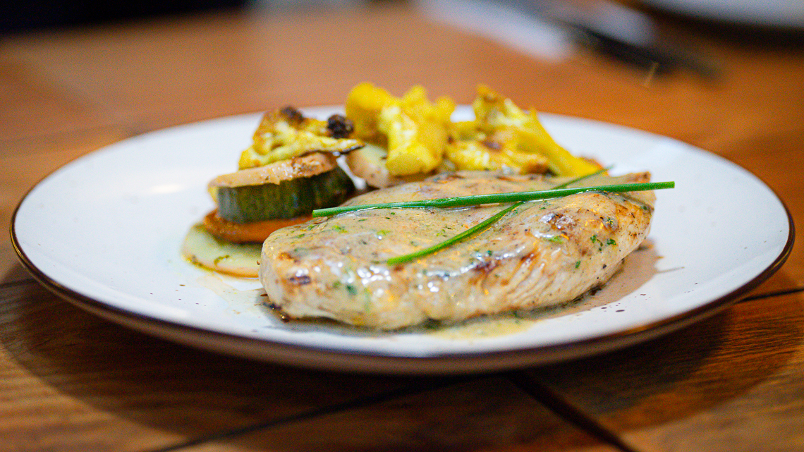 Un restaurante de barrio que destaca por su cocina y un ambiente relajado